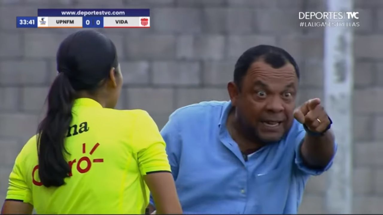 Raúl Cáceres explota contra arbitra hondureña por polémico penal contra el Vida