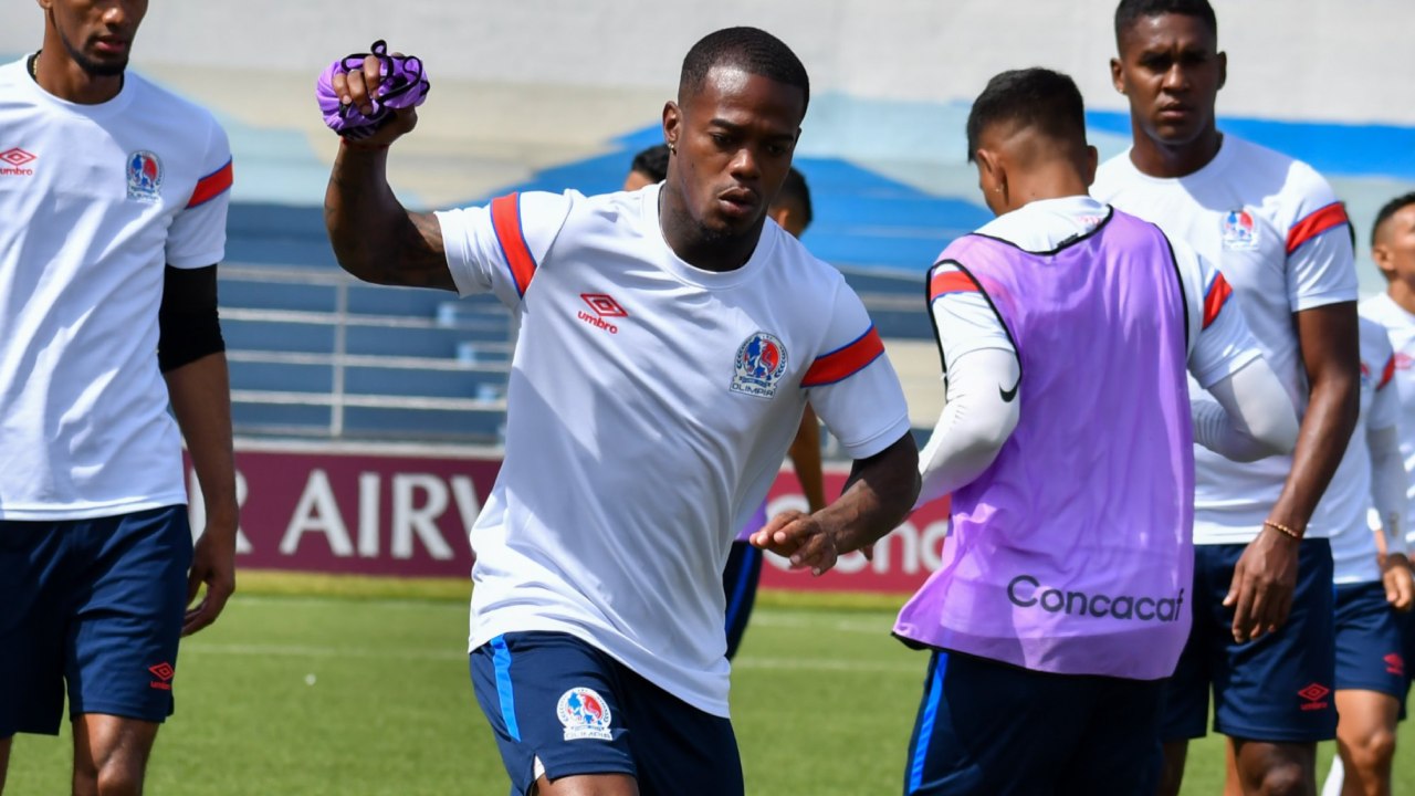 Edwin Solano es fuertemente castigado por gestos obscenos a afición de ...