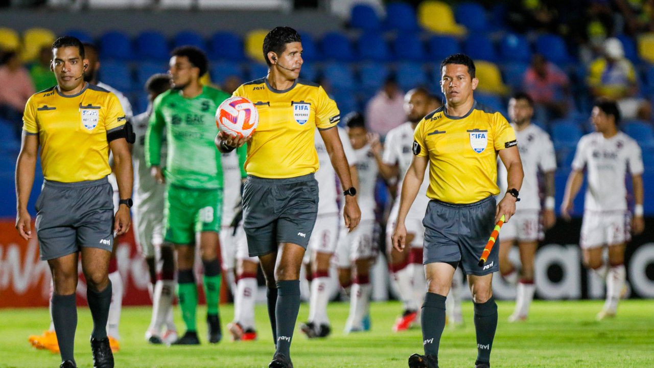 Árbitros hondureños son asignados por Concacaf para el CAI vs. FAS en ...