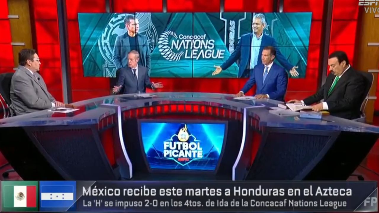 José Ramón Fernández se rinde ante futbolistas hondureños en pleno programa