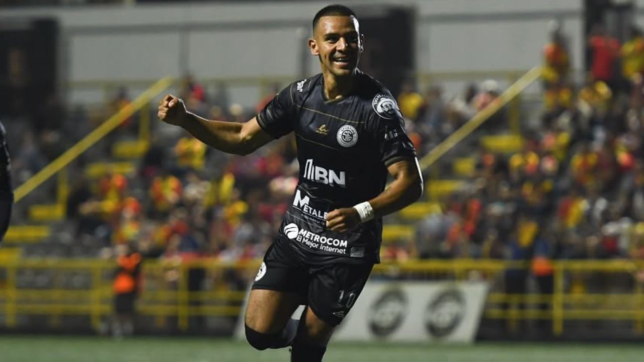 Alejandro Reyes levanta la mano con nuevo golazo en el fútbol de Costa Rica