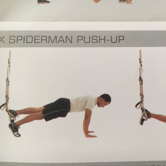 TRX Spiderman Pushup por Sandra Saidi - Ejercicio Cómo hacerlo - Skimble