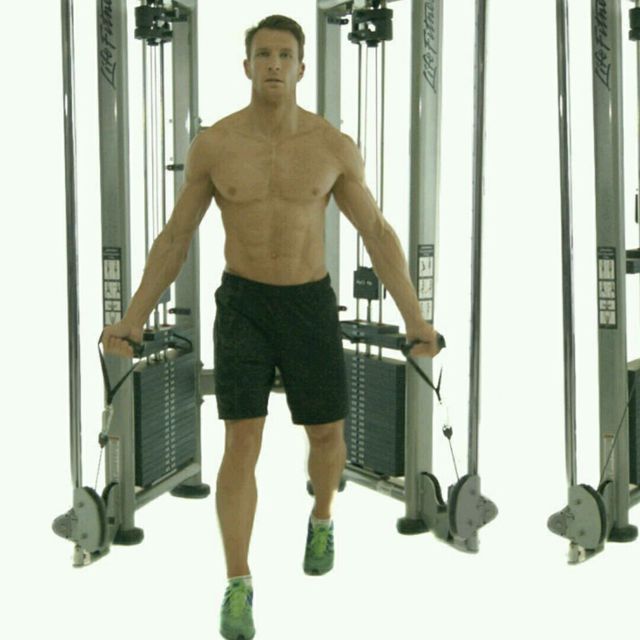 CM Low Pulley Crossover Fly por Pavel B. - Ejercicio Cómo hacerlo - Skimble