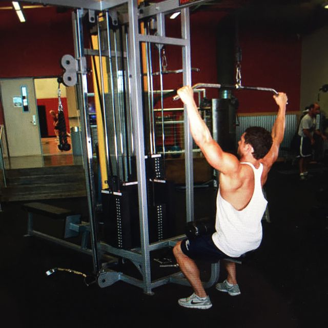 Wide-grip Lat Pulldowns por Jonathan S. - Ejercicio Cómo hacerlo - Skimble