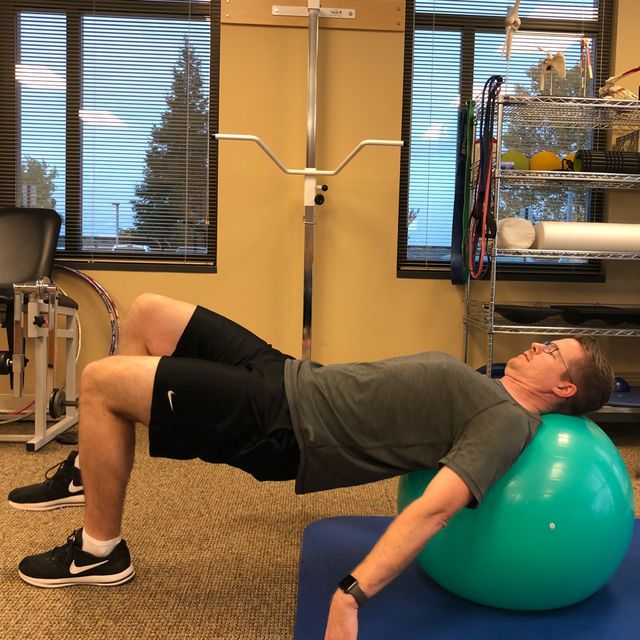 Single Leg Ball Bridge por Jeff Williams - Ejercicio Cómo hacerlo - Skimble