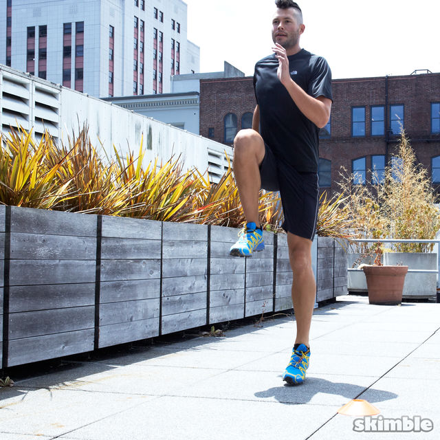 Jog Backwards - Ejercicio Cómo hacerlo - Skimble Workout Trainer