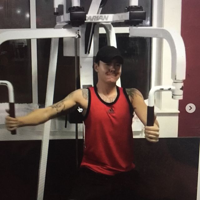 1-1-2 Machine Pec Flyes by Jonathan S. - Exercise How-to - Skimble