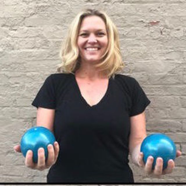 External Rotation Palms Up por Leslie Hopkins - Ejercicio Cómo hacerlo ...