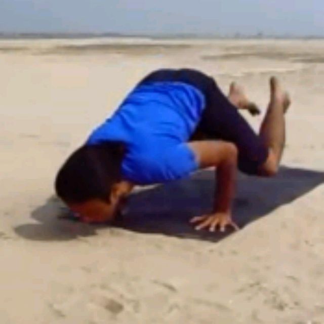 Jump Into Bent Knee Handstand by 𝔻𝕖𝕤𝕖𝕣𝕥 𝔽𝕠𝕩🦊 🌟 - Exercise How-to - Skimble