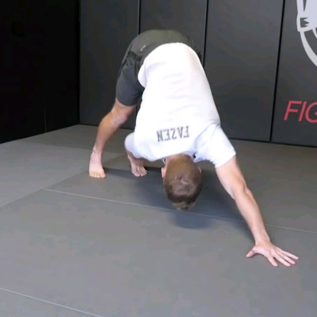 Pike Toe Taps by Bernadette Cordeau - Exercise How-to - Skimble