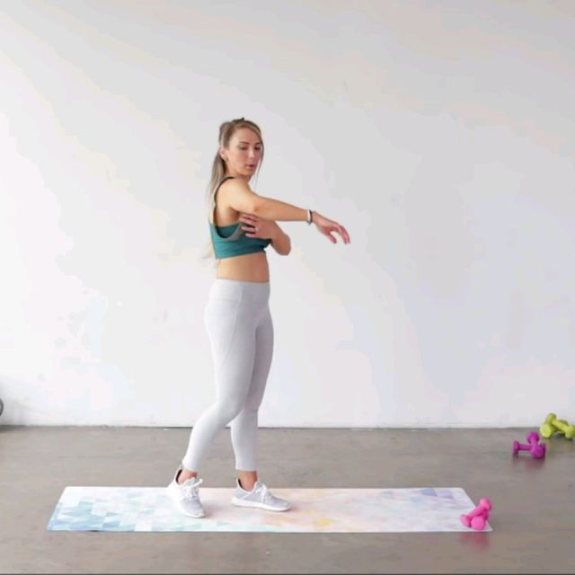 Chest Press Loop Band 通过 Bernadette Cordeau - 锻炼方法 - Skimble