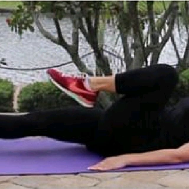 Knee Tuck Extensions - Exercise How-to - Workout Trainer by Skimble