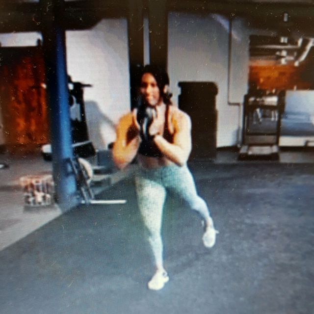 Goblet Back Lounge With Knee Raise - Exercise How-to - Skimble