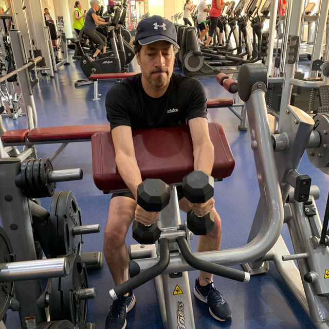 Curl Martillo En Banco Scott by Gustavo Daza - Ejercicio Cómo hacerlo ...