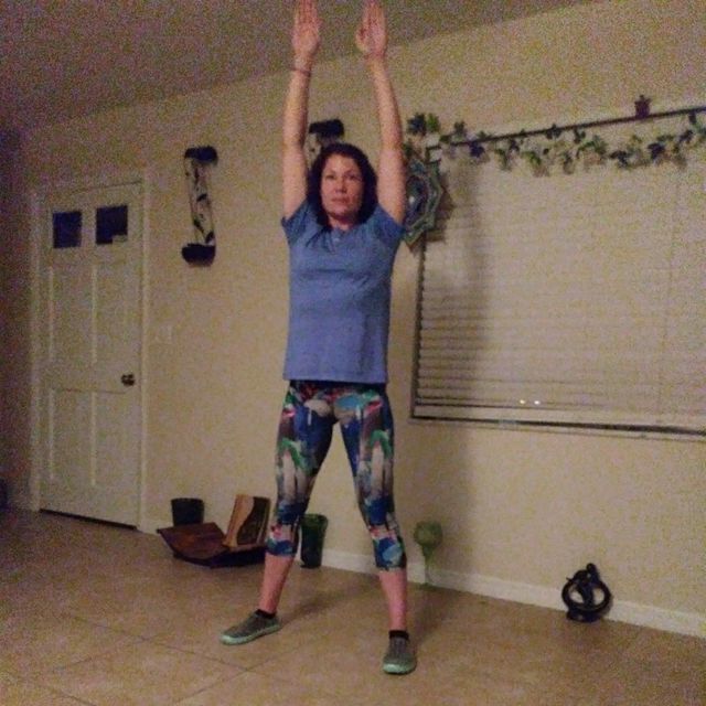 Step Out Jacks por Marie Perry - Ejercicio Cómo hacerlo - Skimble