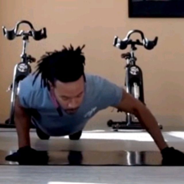 Alternating push-up par Tanya P - Comment faire de l'exercice - Skimble