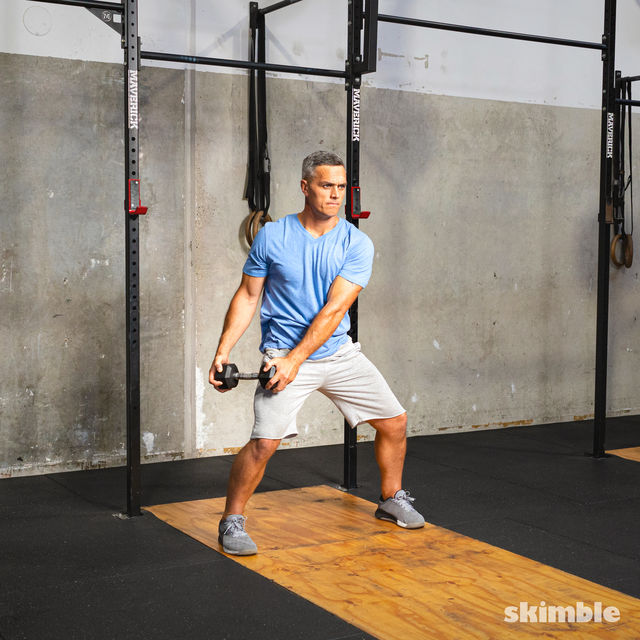 Dumbbell Woodchops - 锻炼方法 - Skimble Workout Trainer