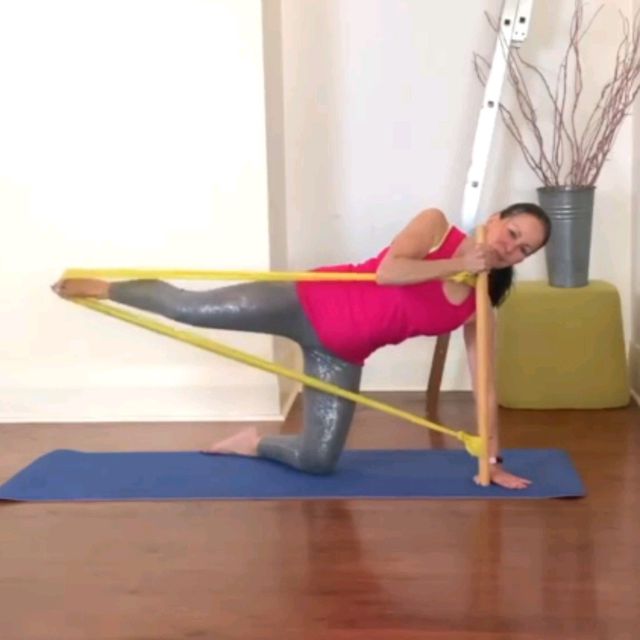 Bend and straighten the leg (right) - Exercise How-to - Workout Trainer ...