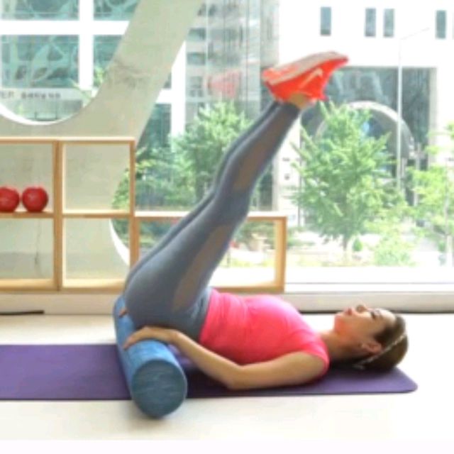 Lifting feet on a foam roller by Tanya P - Exercise How-to - Skimble