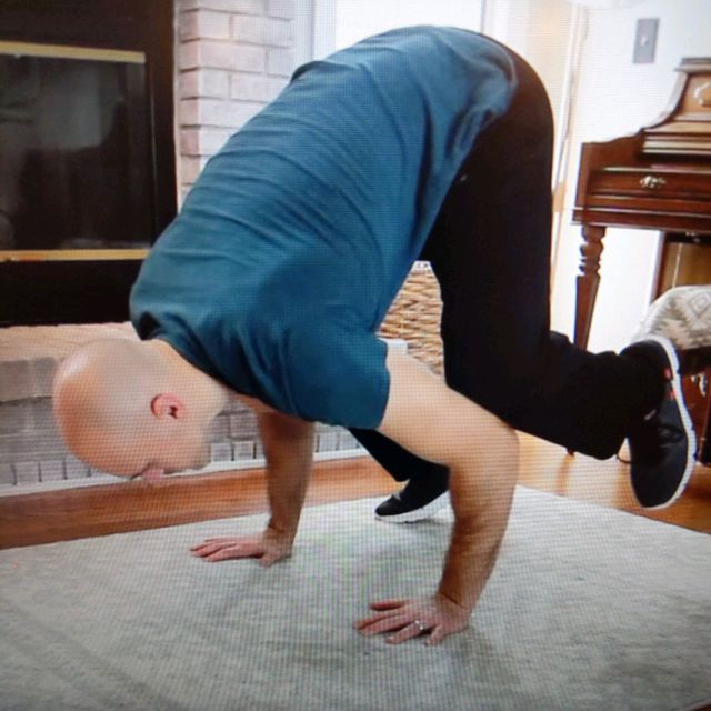 Frogstand - Exercise How-to - Workout Trainer by Skimble