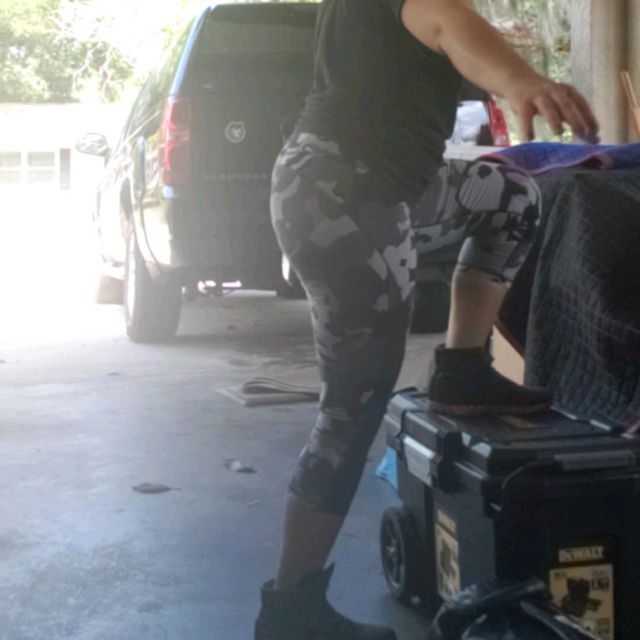 Dumbbell Left Leg Step up - Exercise How-to - Workout Trainer by Skimble