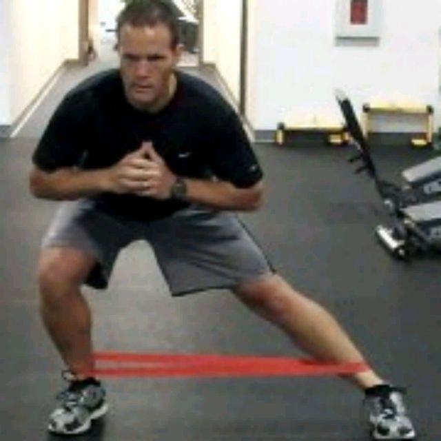 Banded Lateral Lunge por Tanya M. - Ejercicio Cómo hacerlo - Skimble