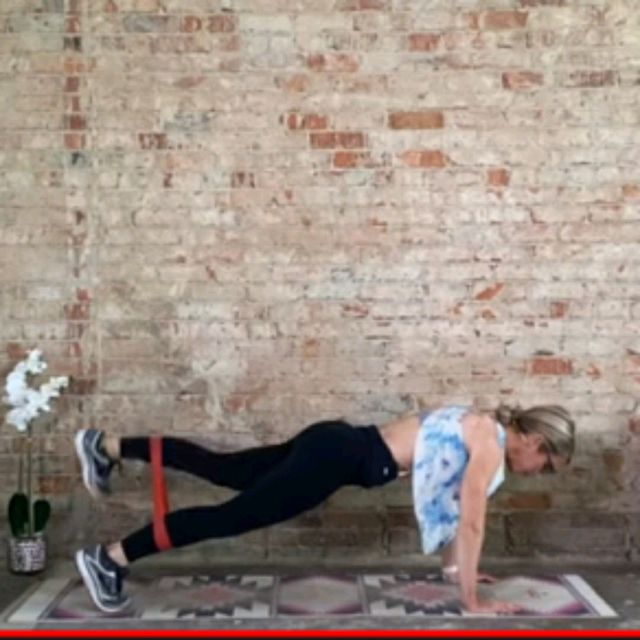 Banded Plank With Leg Lifts by 𝔻𝕖𝕤𝕖𝕣𝕥 𝔽𝕠𝕩🦊 🌟 - Exercise How-to - Skimble