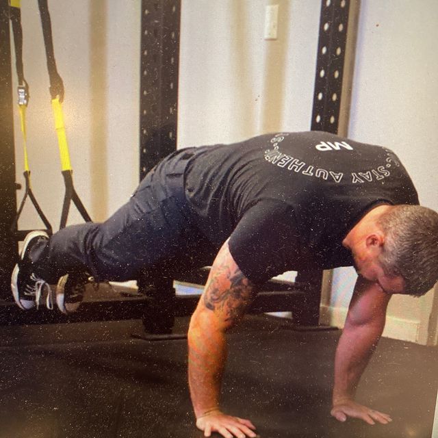 TRX Knee Tucks by Lee F. - Exercise How-to - Skimble