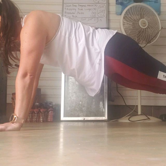Runner's Lunge With Twist by Jennifer Campbell - Exercise How-to - Skimble