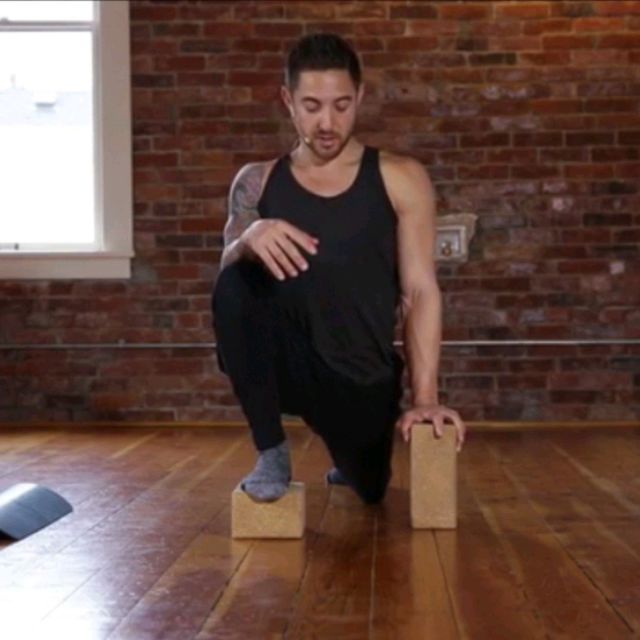 Low Lunge, Right Foot On Block(Hold) by Alex 🌊. - Exercise How-to - Skimble