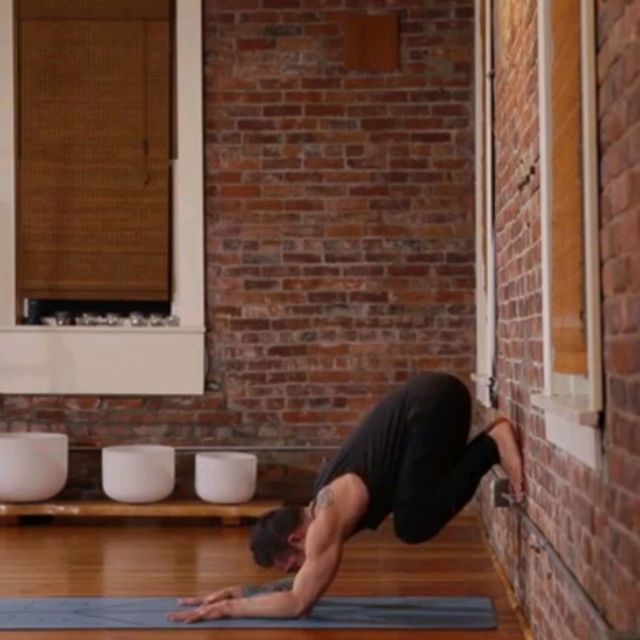 Forearm Wall Sit - Exercise How-to - Workout Trainer by Skimble