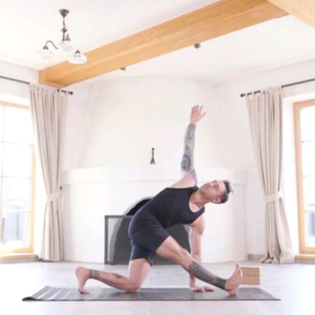 Twist In Right Half Split by Alex 🌊. - Exercise How-to - Skimble