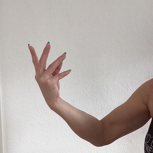 Wrist Warm Up by Lia Damén - Exercise How-to - Skimble