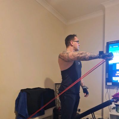 Seated Shoulder Pull-in par Sergejs Makarovs - Comment faire de l ...