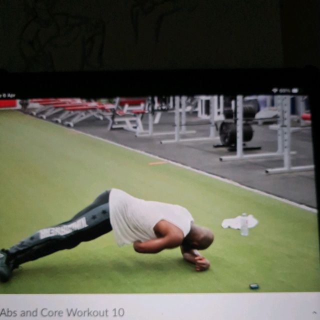 Side Plank Reach Under por Yong Siong H. - Ejercicio Cómo hacerlo - Skimble