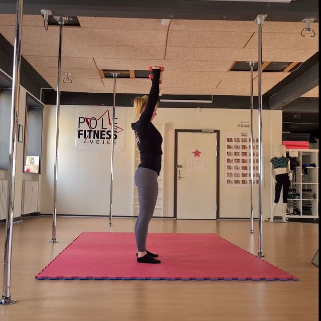 Squat Swing Overhead by Lia Damén - Exercise How-to - Skimble