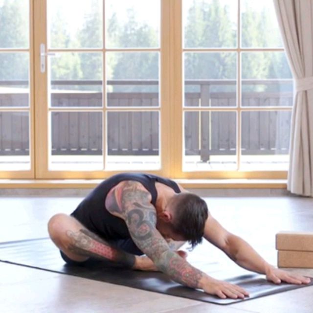 Butterfly Reach Forward (Hold) by Alex 🌊. - Exercise How-to - Skimble