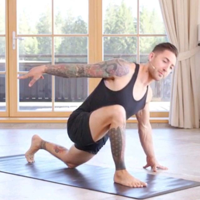 Twist Right Arm Rotation In Right Lunge by Alex 🌊. - Exercise How-to ...