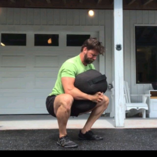 Sandbag Kang Squat por Francisco Perez - Ejercicio Cómo hacerlo - Skimble