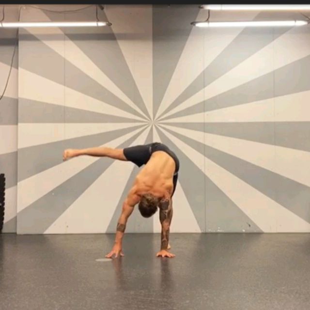 Split Raises Right Leg by Alex 🌊. - Exercise How-to - Skimble