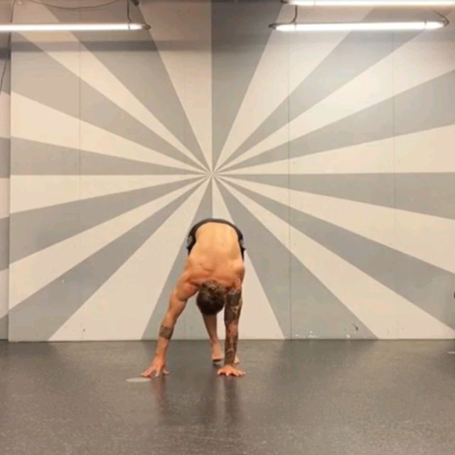 Split Raises Right Leg by Alex 🌊. - Exercise How-to - Skimble