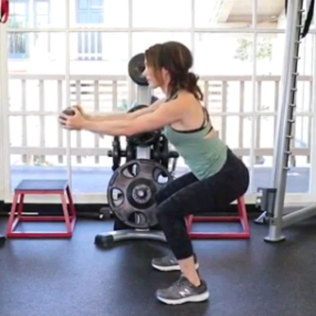 Db Squat To Reach by Francisco Perez - Ejercicio Cómo hacerlo - Skimble