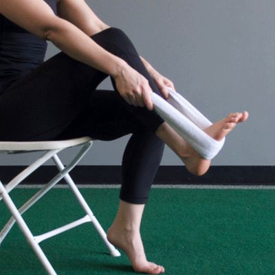 Foot Stretch - Exercise How-to - Workout Trainer by Skimble