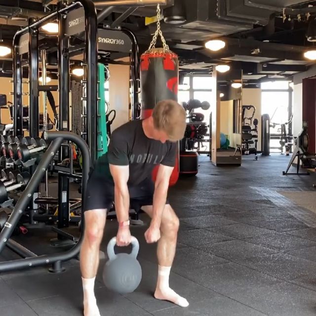 Single Arm Sumo deadlift by Rushfitness 💪🏽 - Exercise How-to - Skimble