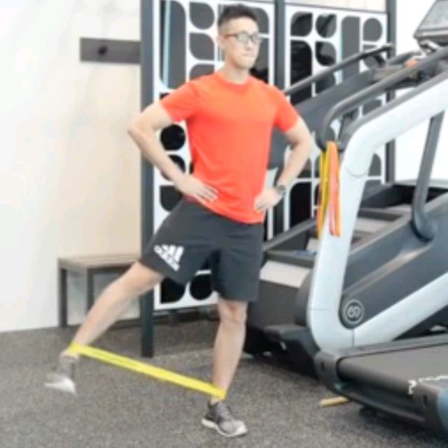 mini band lateral raises by Francisco Perez - Ejercicio Cómo hacerlo ...