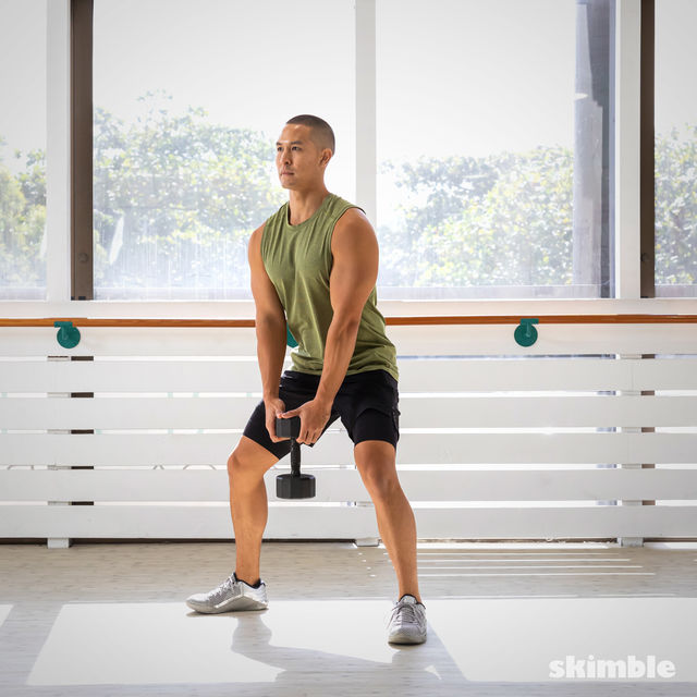 Weighted Sumo Squats - Ejercicio Cómo hacerlo - Skimble