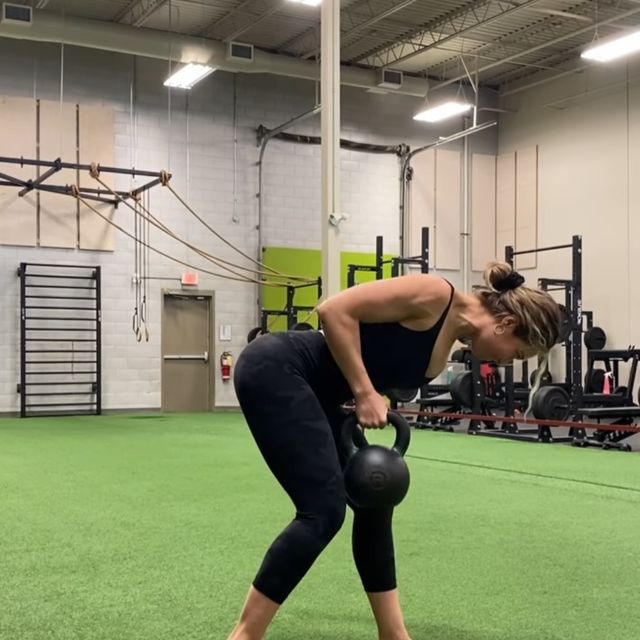 Staggered Stance DL To Row by Rushfitness 💪🏽 - Exercise How-to - Skimble