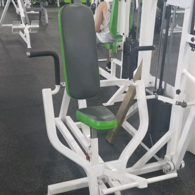Chest Press Machine by Malkio Fa Tutto - Exercise How-to - Skimble