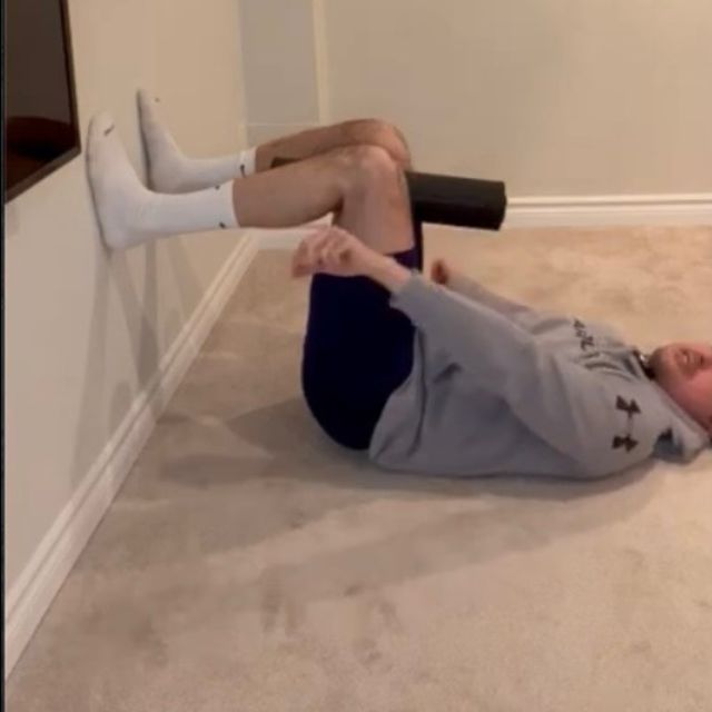 Knee Rolls by Francisco Lomas - Exercise How-to - Skimble