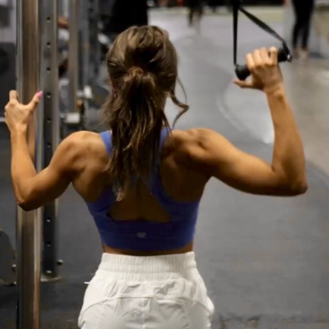 Single Arm Lat Pulldowns 3 by Fifi J. - Exercise How-to - Skimble